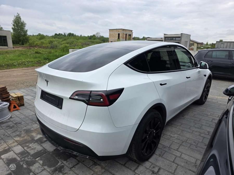 White Tesla Model Y 2024 in Kaunas, with an engine capacity of 0.00 L and mileage of 45 thousand km for 29900 €, photo 3 on AUTOMOTO.COM.LV