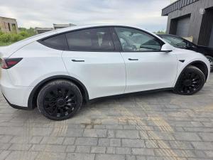 White Tesla Model Y 2024 in Kaunas, with an engine capacity of 0.00 L and mileage of 45 thousand km for 29900 €, photo 4 on AUTOMOTO.COM.LV