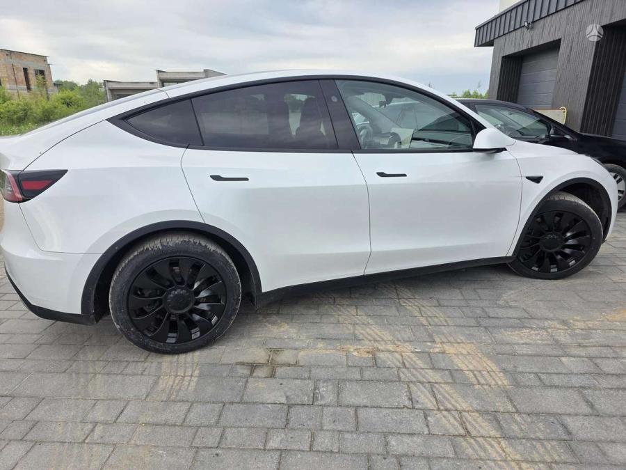 White Tesla Model Y 2024 in Kaunas, with an engine capacity of 0.00 L and mileage of 45 thousand km for 29900 €, photo 4 on AUTOMOTO.COM.LV