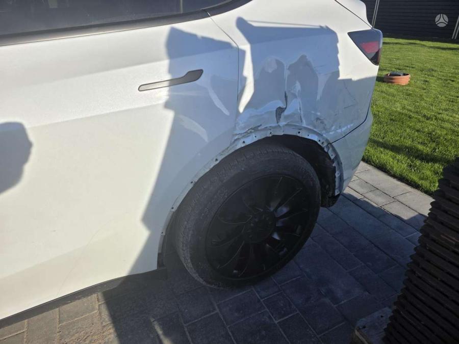 White Tesla Model Y 2024 in Kaunas, with an engine capacity of 0.00 L and mileage of 45 thousand km for 29900 €, photo 5 on AUTOMOTO.COM.LV