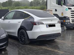 White Tesla Model Y 2024 in Kaunas, with an engine capacity of 0.00 L and mileage of 45 thousand km for 29900 €, photo 6 on AUTOMOTO.COM.LV