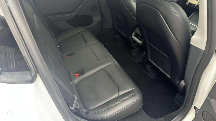 White Tesla Model Y 2024 in Kaunas, with an engine capacity of 0.00 L and mileage of 45 thousand km for 29900 €, photo 8 on AUTOMOTO.COM.LV