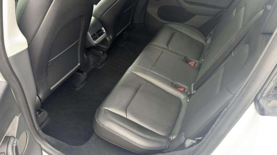 White Tesla Model Y 2024 in Kaunas, with an engine capacity of 0.00 L and mileage of 45 thousand km for 29900 €, photo 10 on AUTOMOTO.COM.LV