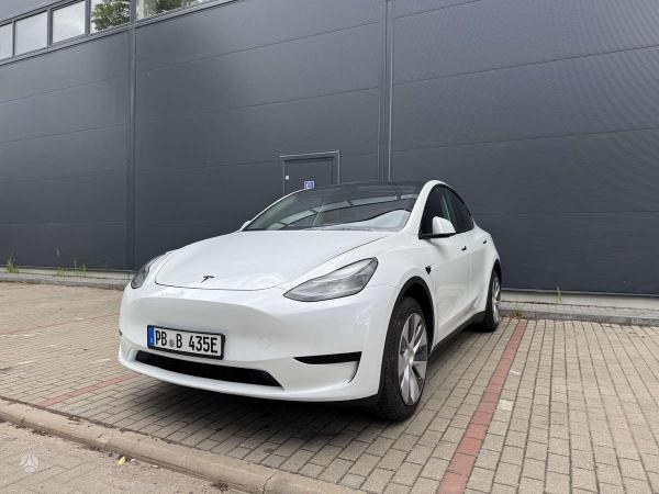 White Tesla Model Y 2024 in Kaunas, with an engine capacity of 0.00 L and mileage of 54 thousand km for 31500 €, photo 1 on AUTOMOTO.COM.LV
