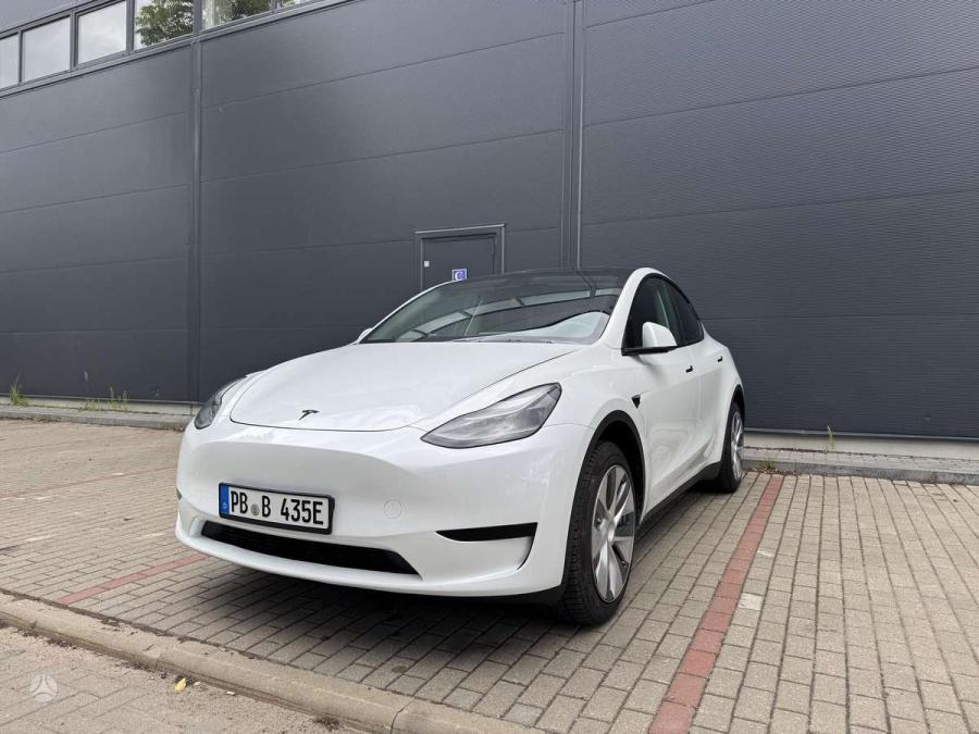 White Tesla Model Y 2024 in Kaunas, with an engine capacity of 0.00 L and mileage of 54 thousand km for 31500 €, photo 1 on AUTOMOTO.COM.LV