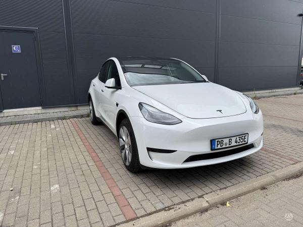 White Tesla Model Y 2024 in Kaunas, with an engine capacity of 0.00 L and mileage of 54 thousand km for 31500 €, photo 2 on AUTOMOTO.COM.LV