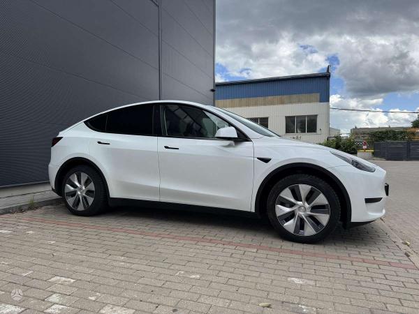 White Tesla Model Y 2024 in Kaunas, with an engine capacity of 0.00 L and mileage of 54 thousand km for 31500 €, photo 3 on AUTOMOTO.COM.LV