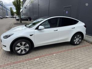 White Tesla Model Y 2024 in Kaunas, with an engine capacity of 0.00 L and mileage of 54 thousand km for 31500 €, photo 5 on AUTOMOTO.COM.LV