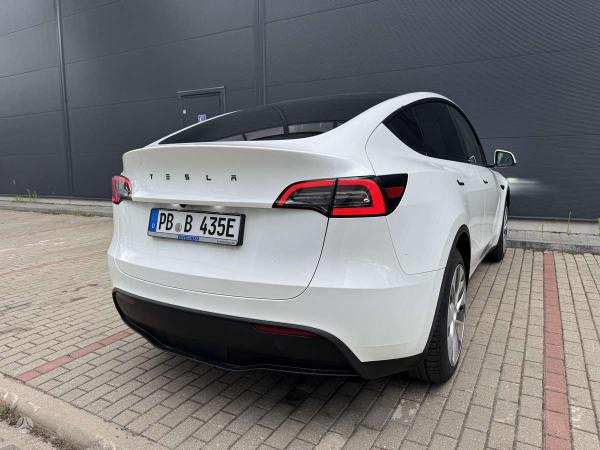 White Tesla Model Y 2024 in Kaunas, with an engine capacity of 0.00 L and mileage of 54 thousand km for 31500 €, photo 5 on AUTOMOTO.COM.LV
