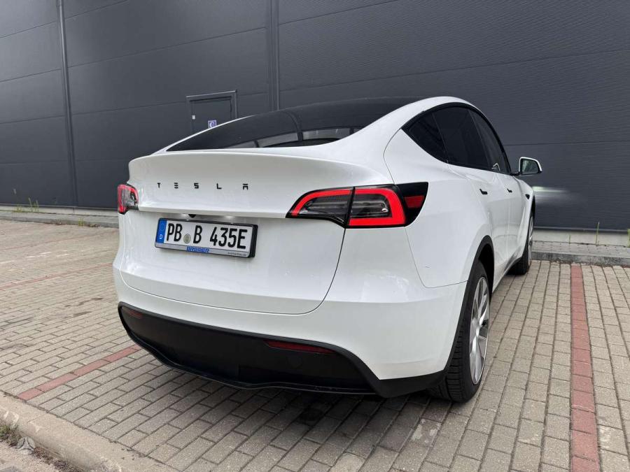 White Tesla Model Y 2024 in Kaunas, with an engine capacity of 0.00 L and mileage of 54 thousand km for 31500 €, photo 6 on AUTOMOTO.COM.LV
