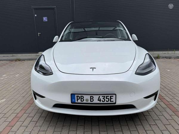 White Tesla Model Y 2024 in Kaunas, with an engine capacity of 0.00 L and mileage of 54 thousand km for 31500 €, photo 7 on AUTOMOTO.COM.LV