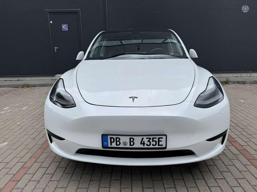 White Tesla Model Y 2024 in Kaunas, with an engine capacity of 0.00 L and mileage of 54 thousand km for 31500 €, photo 8 on AUTOMOTO.COM.LV