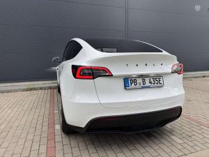 White Tesla Model Y 2024 in Kaunas, with an engine capacity of 0.00 L and mileage of 54 thousand km for 31500 €, photo 9 on AUTOMOTO.COM.LV
