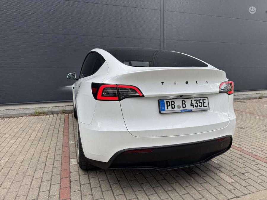 White Tesla Model Y 2024 in Kaunas, with an engine capacity of 0.00 L and mileage of 54 thousand km for 31500 €, photo 9 on AUTOMOTO.COM.LV