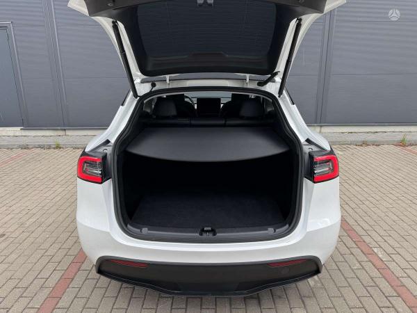 White Tesla Model Y 2024 in Kaunas, with an engine capacity of 0.00 L and mileage of 54 thousand km for 31500 €, photo 9 on AUTOMOTO.COM.LV