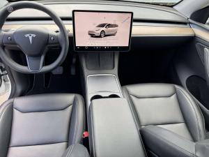White Tesla Model Y 2024 in Kaunas, with an engine capacity of 0.00 L and mileage of 54 thousand km for 31500 €, photo 13 on AUTOMOTO.COM.LV
