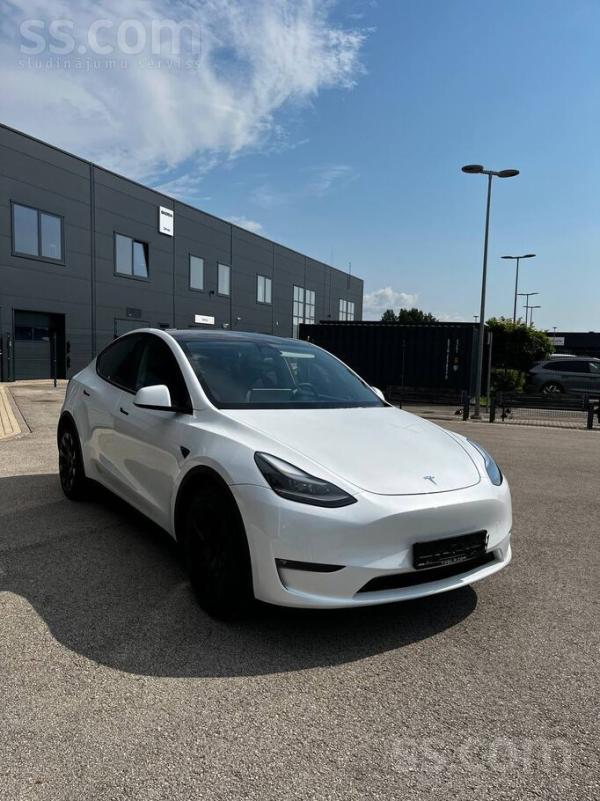 White Tesla Model Y 2024 in Riga, with an engine capacity of 0.00 L and mileage of 81 thousand km for 33000 €, photo 3 on AUTOMOTO.COM.LV