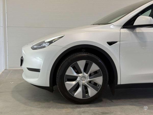 White Tesla Model Y 2024 in Vilnius, with an engine capacity of 0.00 L and mileage of 66 thousand km for 33950 €, photo 5 on AUTOMOTO.COM.LV
