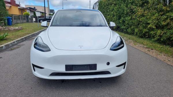 White Tesla Model Y 2024 in Alytus, with an engine capacity of 0.00 L and mileage of 41 thousand km for 20350 €, photo 3 on AUTOMOTO.COM.LV