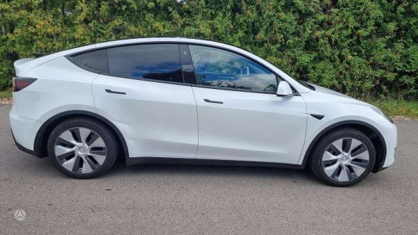 White Tesla Model Y 2024 in Alytus, with an engine capacity of 0.00 L and mileage of 41 thousand km for 20350 €, photo 4 on AUTOMOTO.COM.LV