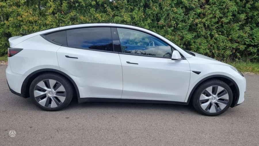 Balts Tesla Model Y 2024 Alīta, ar dzinēja tilpumu 0.00 L un nobraukumu 41 tūkst. km par 20350 €, foto 4 vietnē AUTOMOTO.COM.LV