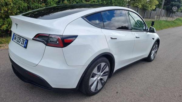 White Tesla Model Y 2024 in Alytus, with an engine capacity of 0.00 L and mileage of 41 thousand km for 20350 €, photo 5 on AUTOMOTO.COM.LV