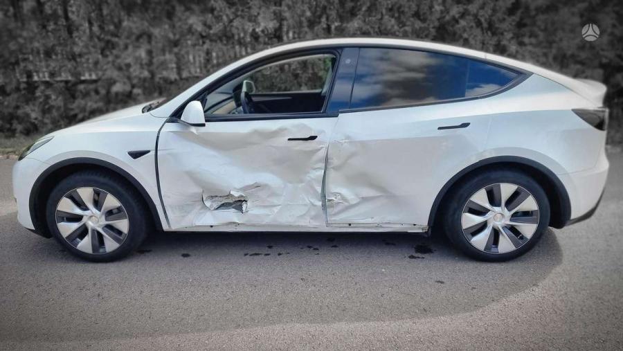 Balts Tesla Model Y 2024 Alīta, ar dzinēja tilpumu 0.00 L un nobraukumu 41 tūkst. km par 20350 €, foto 8 vietnē AUTOMOTO.COM.LV
