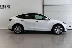 White Tesla Model Y 2024 in Vilnius, with an engine capacity of 0.00 L and mileage of 68 thousand km for 36900 €, photo 4 on AUTOMOTO.COM.LV