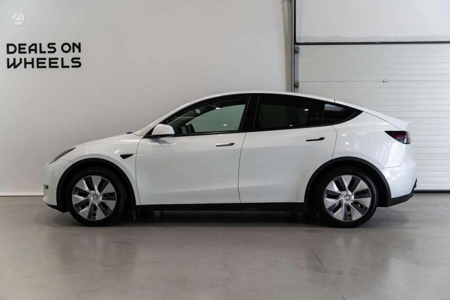 White Tesla Model Y 2024 in Vilnius, with an engine capacity of 0.00 L and mileage of 68 thousand km for 36900 €, photo 5 on AUTOMOTO.COM.LV