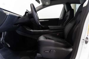 White Tesla Model Y 2024 in Vilnius, with an engine capacity of 0.00 L and mileage of 68 thousand km for 36900 €, photo 9 on AUTOMOTO.COM.LV