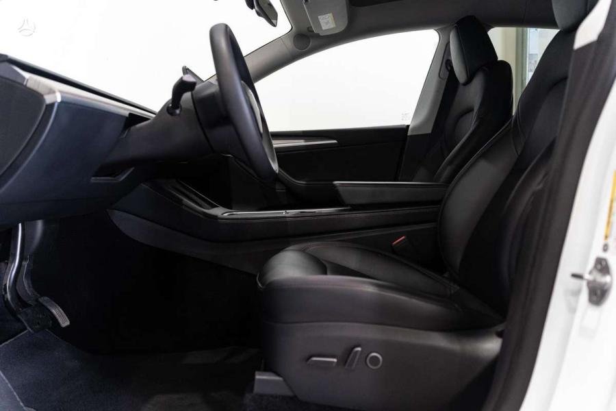 White Tesla Model Y 2024 in Vilnius, with an engine capacity of 0.00 L and mileage of 68 thousand km for 36900 €, photo 9 on AUTOMOTO.COM.LV
