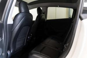 White Tesla Model Y 2024 in Vilnius, with an engine capacity of 0.00 L and mileage of 68 thousand km for 36900 €, photo 13 on AUTOMOTO.COM.LV