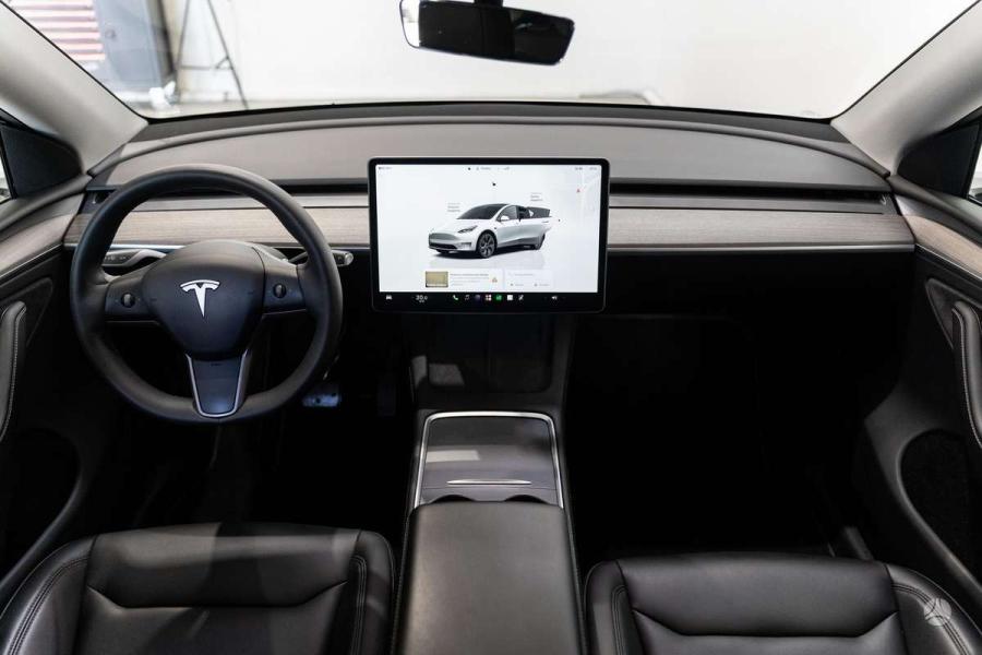 White Tesla Model Y 2024 in Vilnius, with an engine capacity of 0.00 L and mileage of 68 thousand km for 36900 €, photo 14 on AUTOMOTO.COM.LV