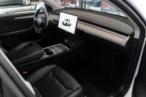 White Tesla Model Y 2024 in Vilnius, with an engine capacity of 0.00 L and mileage of 68 thousand km for 36900 €, photo 17 on AUTOMOTO.COM.LV