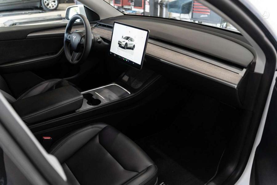 White Tesla Model Y 2024 in Vilnius, with an engine capacity of 0.00 L and mileage of 68 thousand km for 36900 €, photo 17 on AUTOMOTO.COM.LV