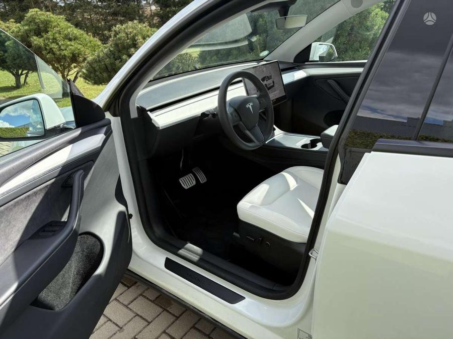 White Tesla Model Y 2024 in Alytus, with an engine capacity of 0.00 L and mileage of 25 thousand km for 35600 €, photo 14 on AUTOMOTO.COM.LV