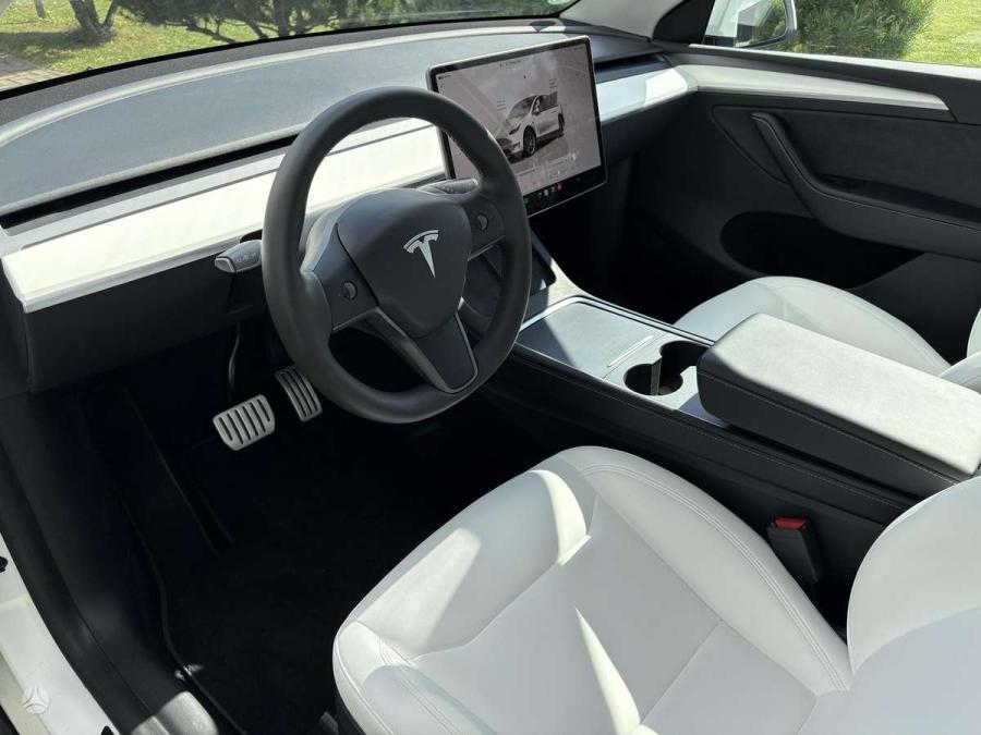 White Tesla Model Y 2024 in Alytus, with an engine capacity of 0.00 L and mileage of 25 thousand km for 35600 €, photo 15 on AUTOMOTO.COM.LV