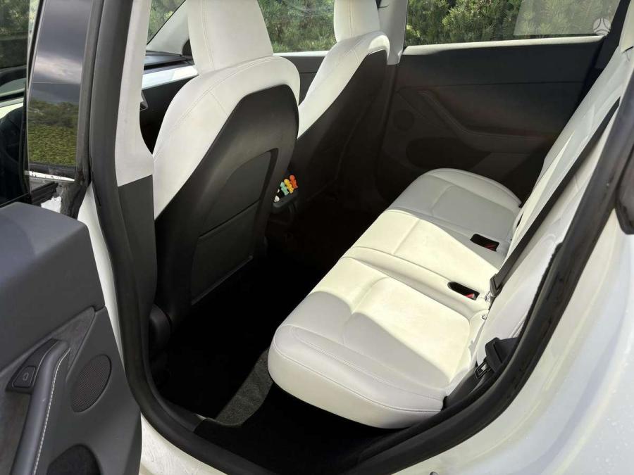 White Tesla Model Y 2024 in Alytus, with an engine capacity of 0.00 L and mileage of 25 thousand km for 35600 €, photo 16 on AUTOMOTO.COM.LV