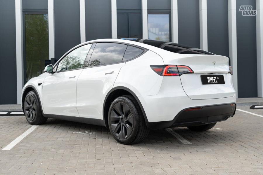 White Tesla Model Y 2025 in Vilnius, with an engine capacity of 0.00 L and mileage of 3 thousand km for 44500 €, photo 4 on AUTOMOTO.COM.LV