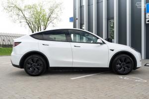 White Tesla Model Y 2025 in Vilnius, with an engine capacity of 0.00 L and mileage of 3 thousand km for 44500 €, photo 7 on AUTOMOTO.COM.LV