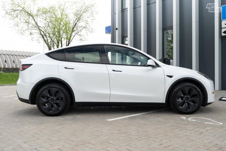 White Tesla Model Y 2025 in Vilnius, with an engine capacity of 0.00 L and mileage of 3 thousand km for 44500 €, photo 7 on AUTOMOTO.COM.LV