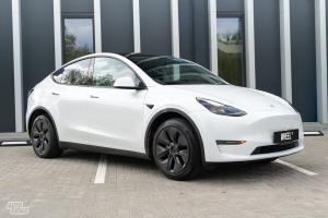 White Tesla Model Y 2025 in Vilnius, with an engine capacity of 0.00 L and mileage of 3 thousand km for 44500 €, photo 8 on AUTOMOTO.COM.LV