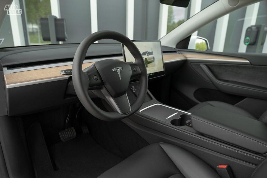 White Tesla Model Y 2025 in Vilnius, with an engine capacity of 0.00 L and mileage of 3 thousand km for 44500 €, photo 18 on AUTOMOTO.COM.LV