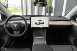 White Tesla Model Y 2025 in Vilnius, with an engine capacity of 0.00 L and mileage of 3 thousand km for 44500 €, photo 19 on AUTOMOTO.COM.LV