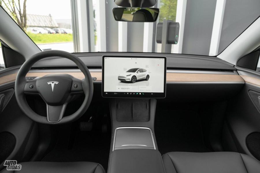 White Tesla Model Y 2025 in Vilnius, with an engine capacity of 0.00 L and mileage of 3 thousand km for 44500 €, photo 19 on AUTOMOTO.COM.LV