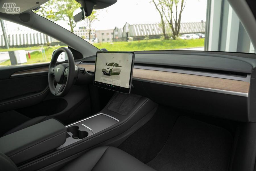 White Tesla Model Y 2025 in Vilnius, with an engine capacity of 0.00 L and mileage of 3 thousand km for 44500 €, photo 20 on AUTOMOTO.COM.LV