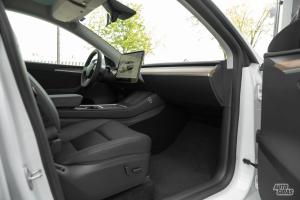 White Tesla Model Y 2025 in Vilnius, with an engine capacity of 0.00 L and mileage of 3 thousand km for 44500 €, photo 21 on AUTOMOTO.COM.LV