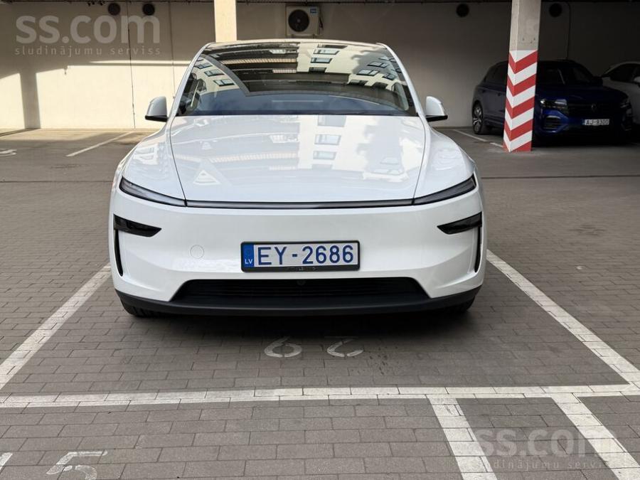 White Tesla Model Y 2025 in Riga, with an engine capacity of 0.00 L and mileage of 13 thousand km for 53500 €, photo 1 on AUTOMOTO.COM.LV
