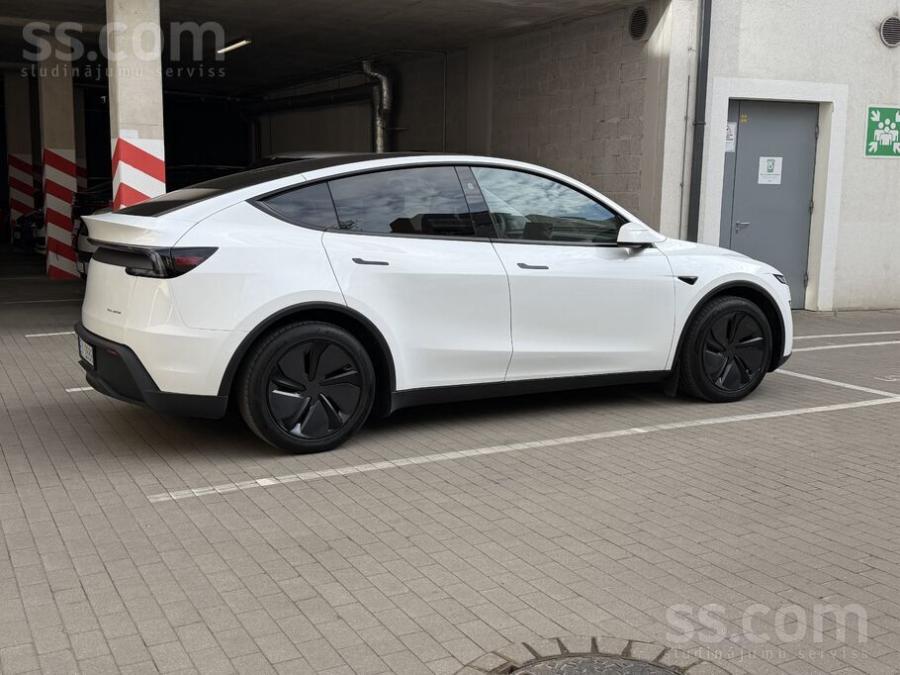 White Tesla Model Y 2025 in Riga, with an engine capacity of 0.00 L and mileage of 13 thousand km for 53500 €, photo 3 on AUTOMOTO.COM.LV