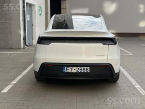 White Tesla Model Y 2025 in Riga, with an engine capacity of 0.00 L and mileage of 13 thousand km for 53500 €, photo 4 on AUTOMOTO.COM.LV